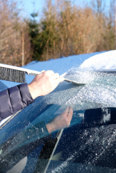 Isspray - Ta bort is från vindrutan med flytande isskrapa